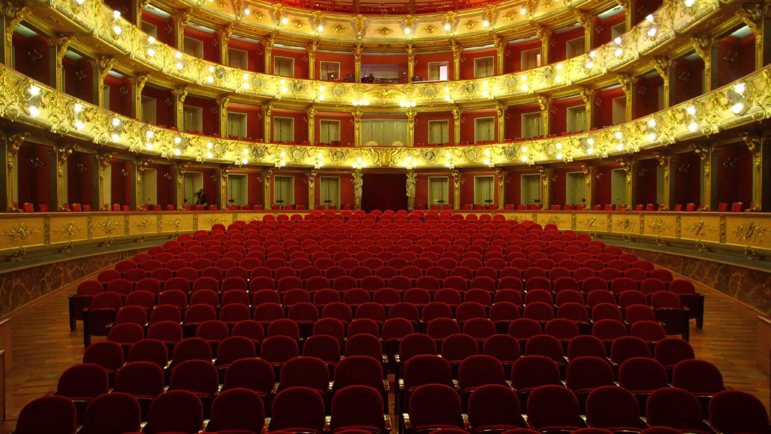 Bailes de máscaras y un telón censurado: la historia secreta del Teatro ...