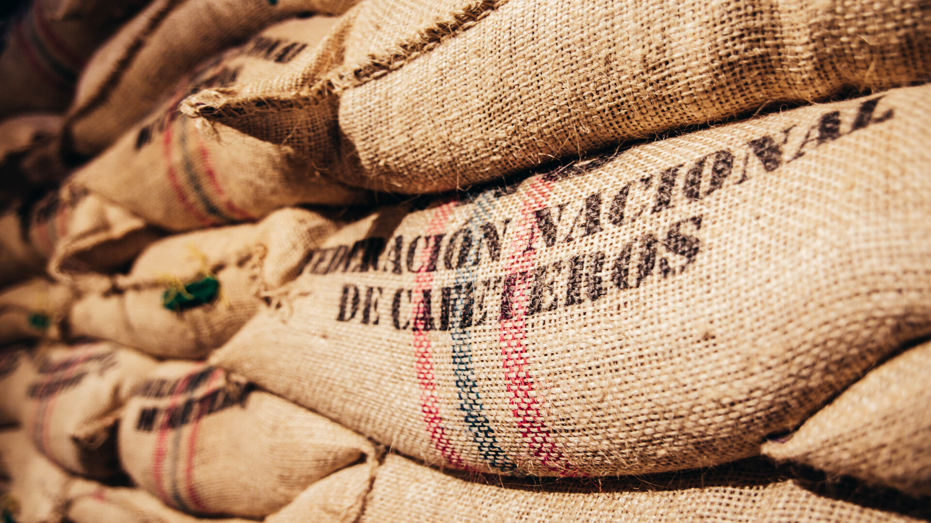 El 30% del café que se exporta en Colombia sale por el Puerto de ...
