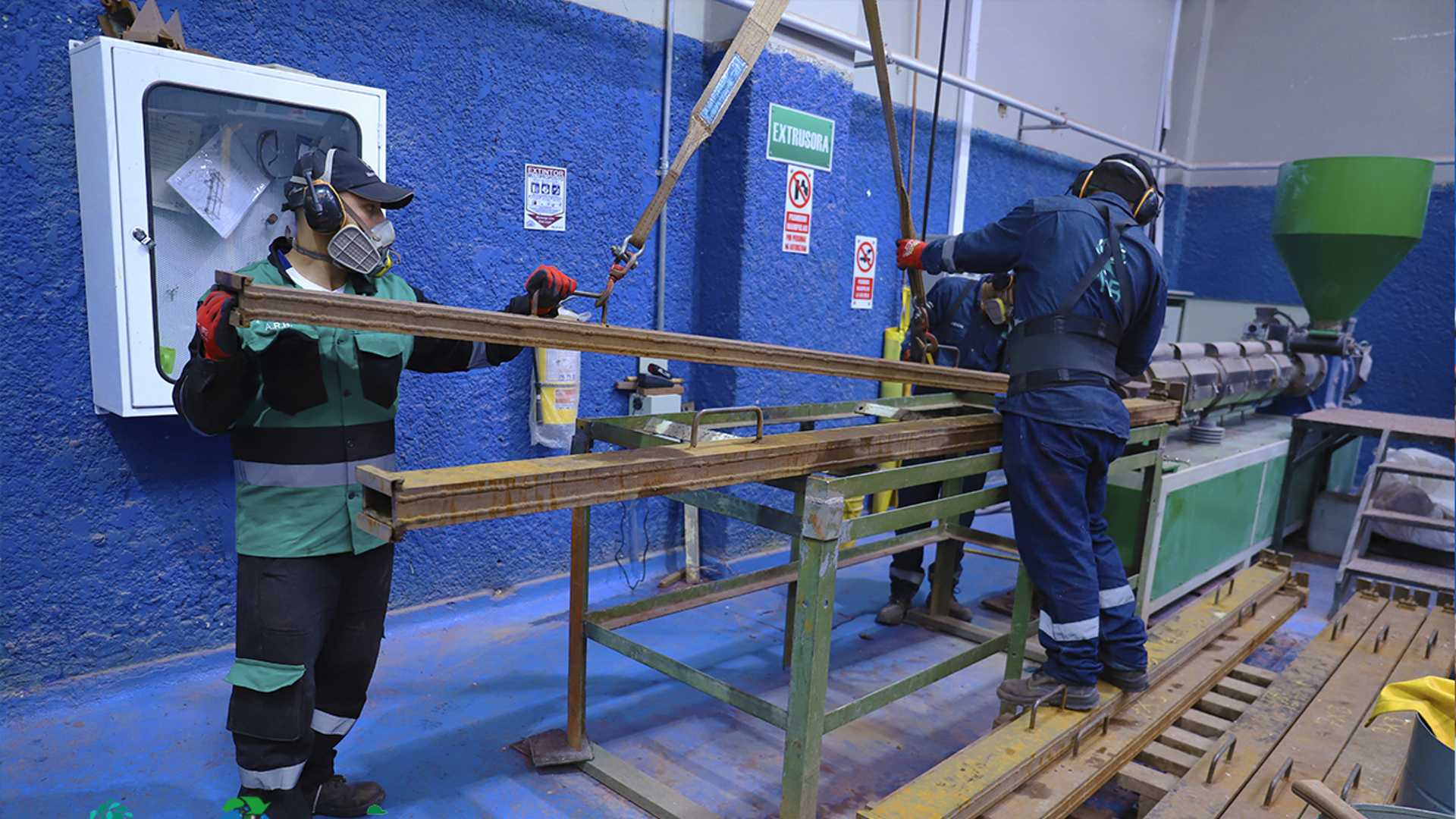 Los recicladores de Bogotá que hoy construyen casas con 'madera ...