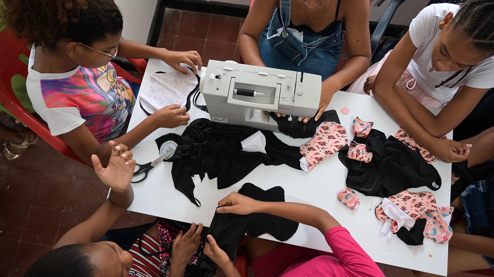 El emprendimiento que enseña a las comunidades a hacer calzones ...